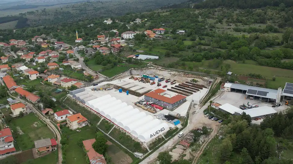 Petel.bg - новини - В цех в българско село строят извънземна кола