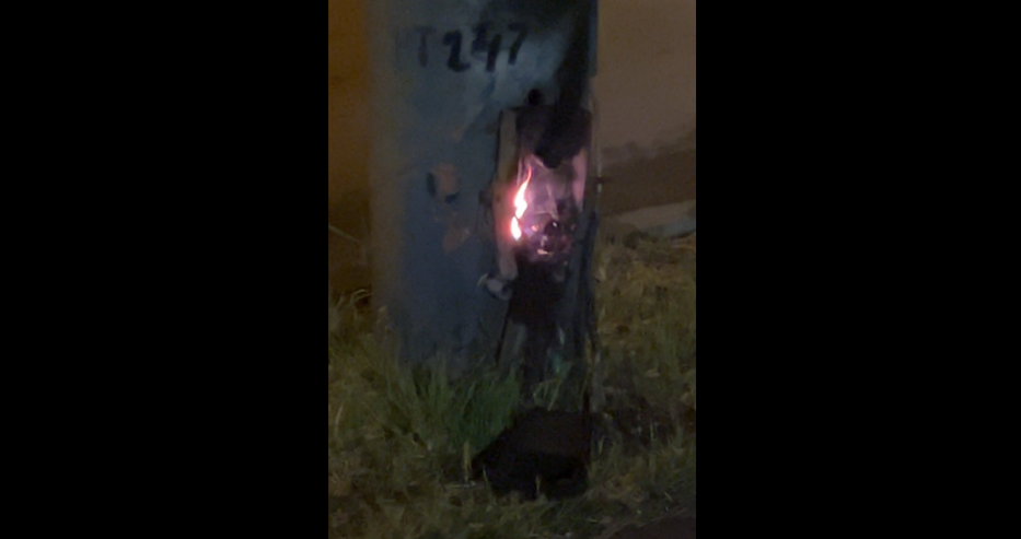 Petel.bg - новини - Варненец: Стълб на улична лампа в "Кайсиева градина" даде накъсо и се запали