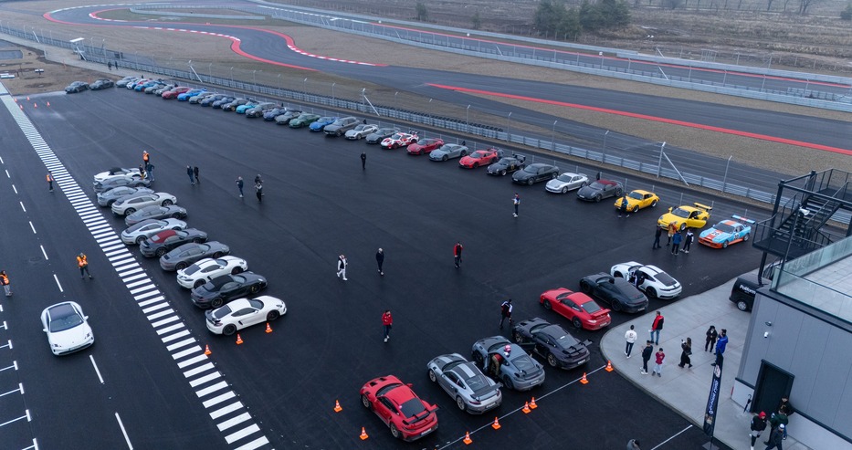Petel.bg - новини - Не е Дубай, а новата писта в България: Изсипаха се коли за милиони